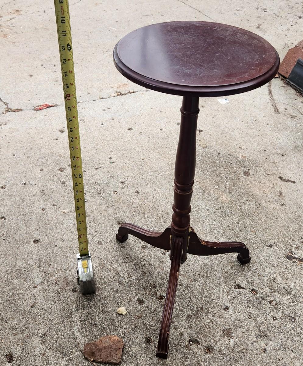 Mahogany small round table | EstateSales.org