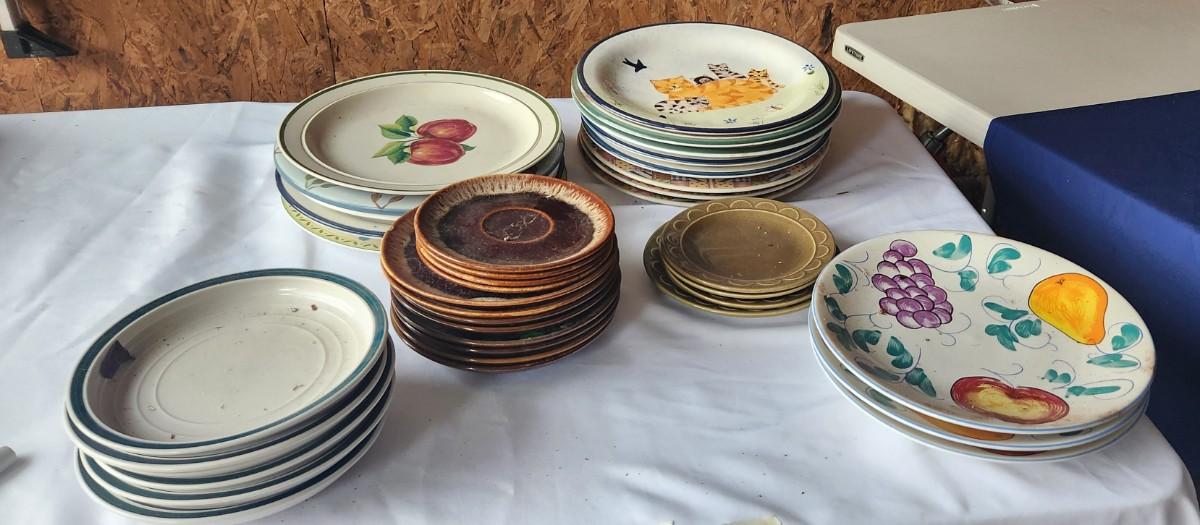Assorted plates | EstateSales.org