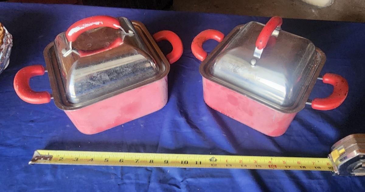 Red square pots w/lids | EstateSales.org