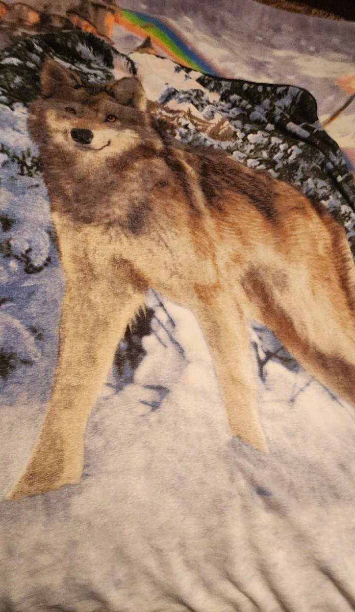 Soft wolf throw blanket | EstateSales.org