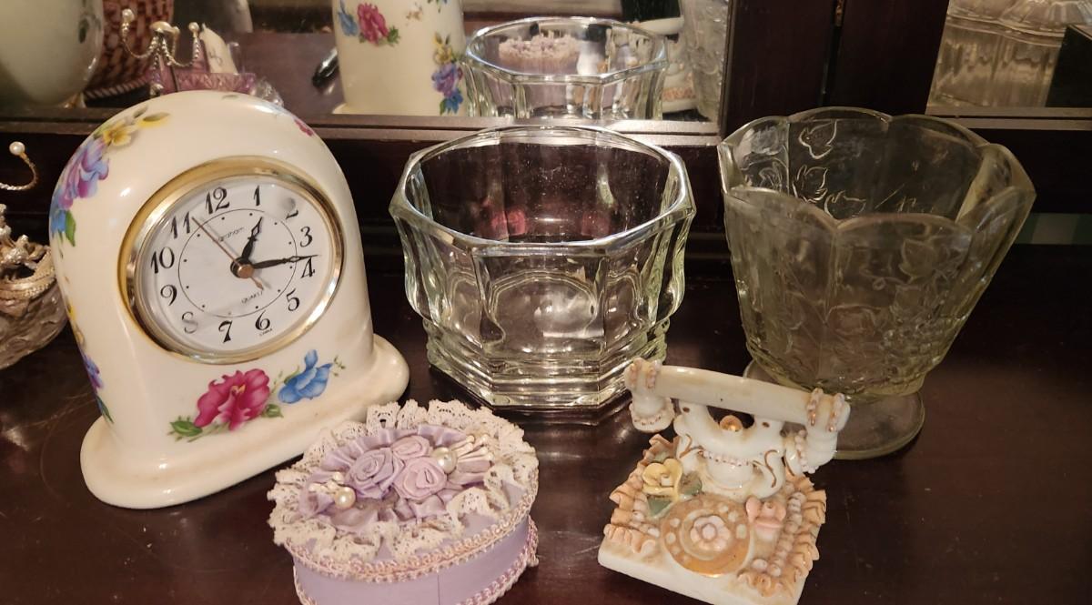 Assorted trinkets | EstateSales.org