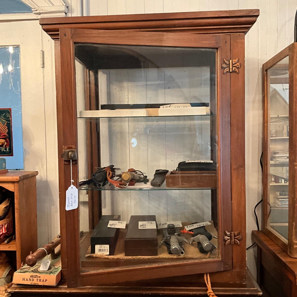 915 Single Door Glass Table Top Display Cabinet | EstateSales.org