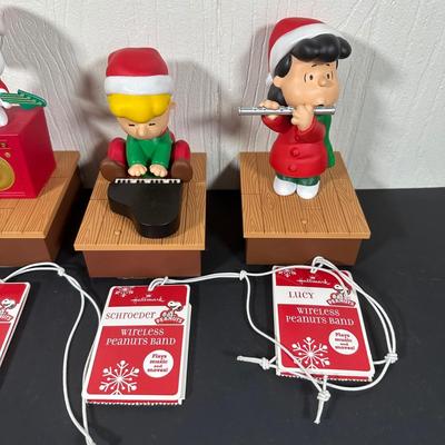 LOT 52G: Peanuts Christmas Collectables - Department 56 Peanuts ...