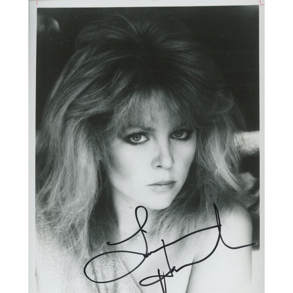 Lisa Hartman signed photo | EstateSales.org