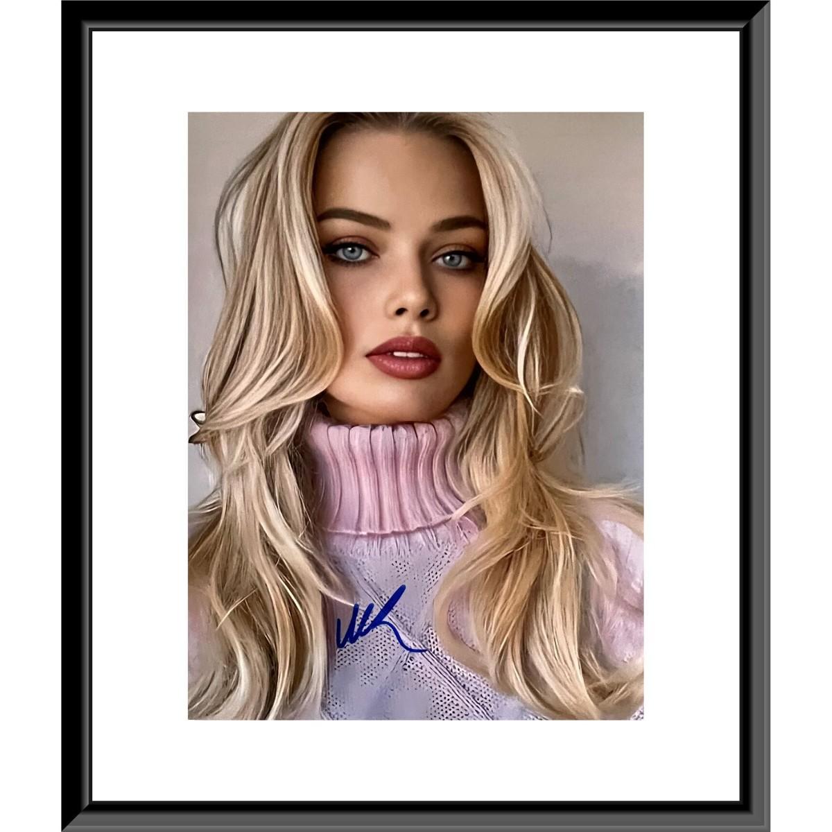 Margot Robbie signed photo | EstateSales.org