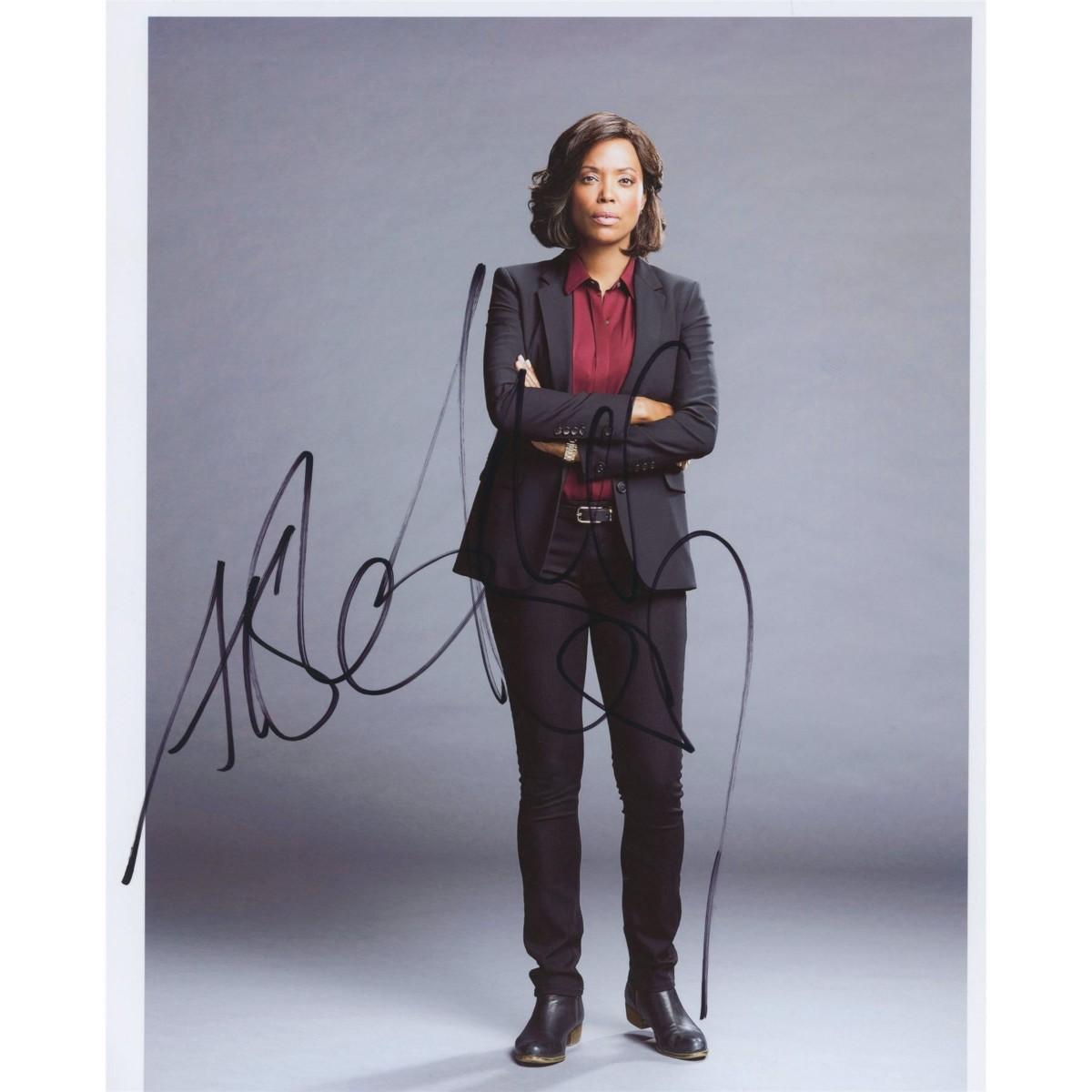 Aisha Tyler signed photo | EstateSales.org