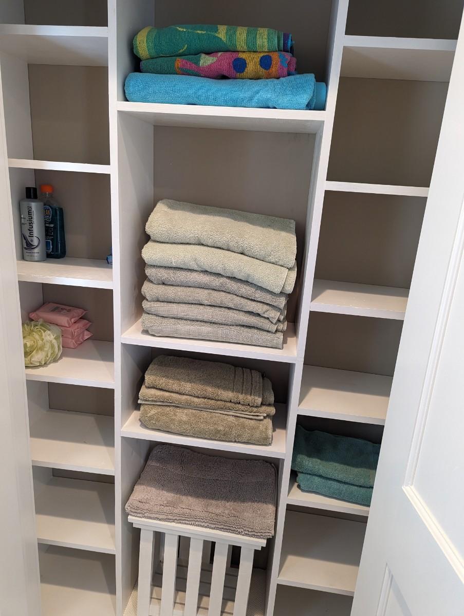 Linen Closet Towels | EstateSales.org