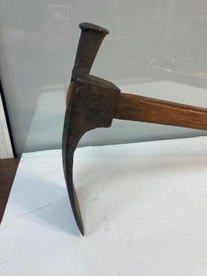 Antique Vintage Slender Handle Adze Hammer Garden Tool | EstateSales.org