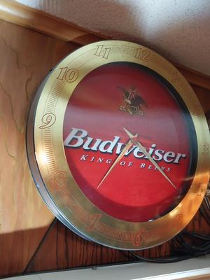 LIGHTED BUDWEISER ELECTRIC CLOCK | EstateSales.org