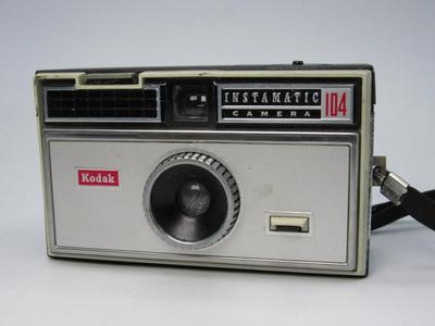 Small Vintage Kodak Instamatic 104 Film Camera | EstateSales.org