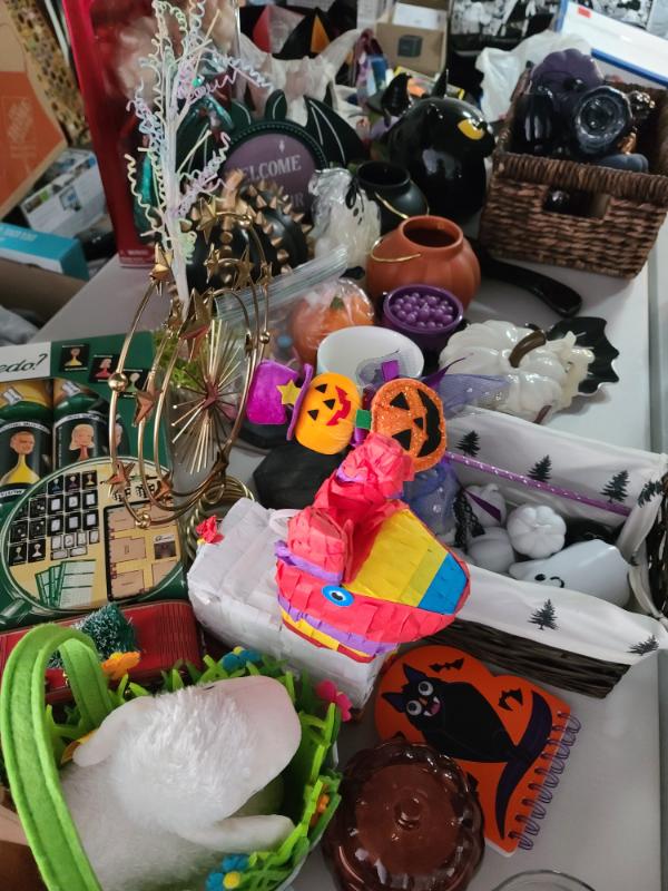 Holiday Decoration Extravanza! Christmas/Halloween | EstateSales.org
