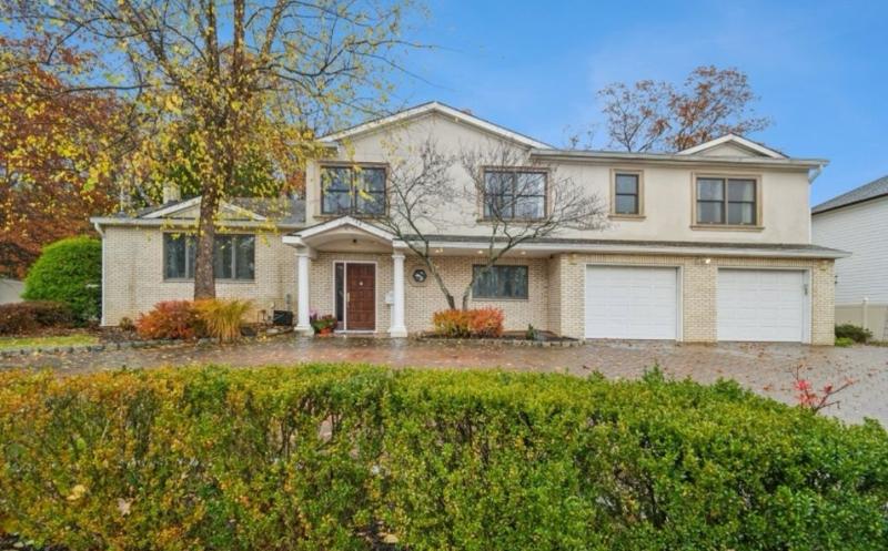 STUNNING - LARGE HOUSE - Art - Collectibles - Furniture - AND MORE ...